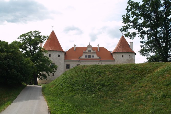 Group Day trip to Rundale Palace, Hill of Crosses & Bauska Castle - The Itinerary in Detail: What’s Included and Why It Matters