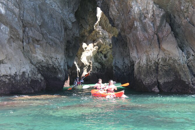 Kayak tour from Sesimbra to Ribeira do Cavalo Beach, passing through the caves - An In-Depth Look at the Tour Experience