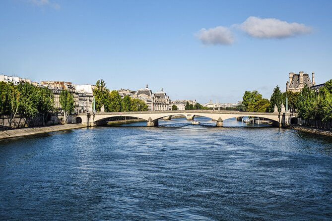 Paris: Cruise, gourmet dinner & live show - Setting the Scene: A Scenic Night on the Seine