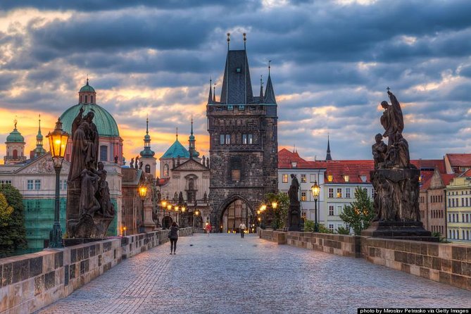 Pedestrian tour of Prague in Spanish - Why Consider This Tour?