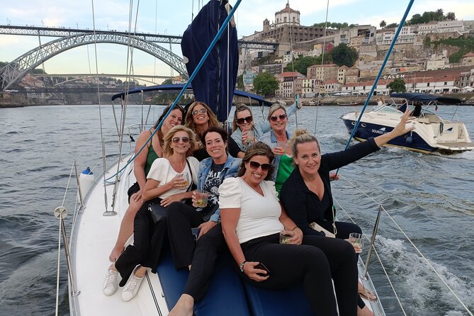 Porto: Single Party on a charming sailboat with welcome drink - Key Points