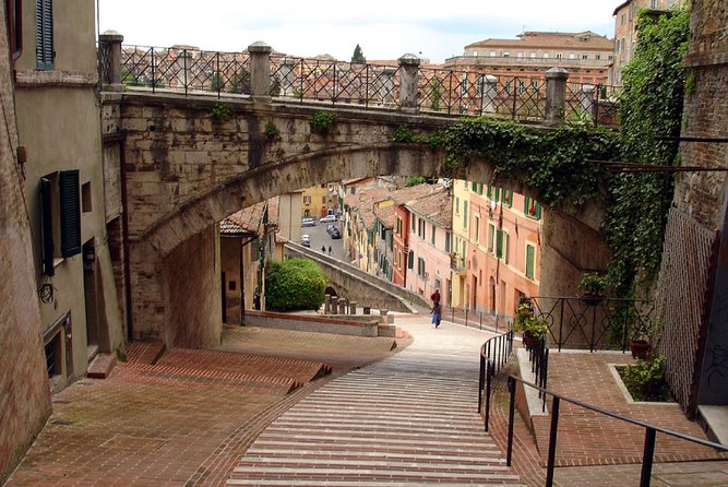 Private Perugia Walking Tour with official guide - A Walk Through Time: The Itinerary in Detail