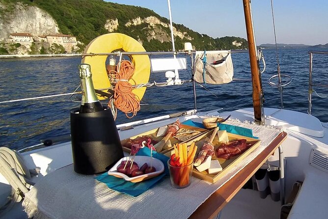 Private Tour on a Sailing Boat on Lake Maggiore with Aperitif and Music - How the Tour Unfolds: A Step-by-Step Breakdown