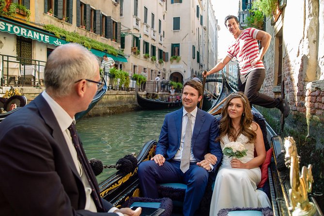 Renew your wedding vows on a romantic gondola - The itinerary and what to expect