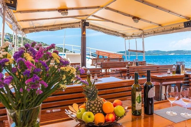 Rent a Traditional Wooden Boat (64 pax) - Key Points