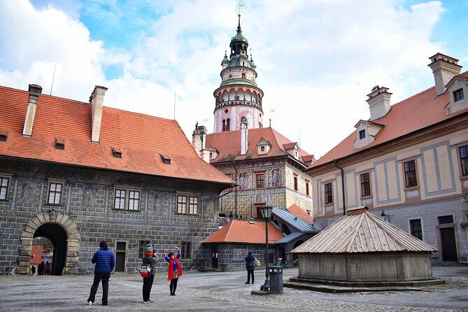 Romantic Whispers of eský Krumlov - The Heart of the Town: Main Square