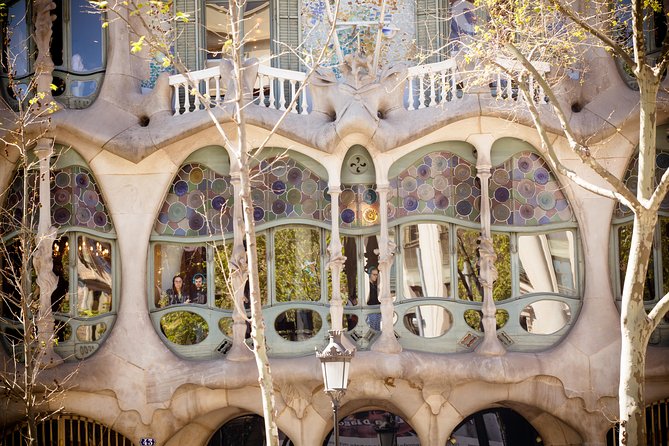 Sagrada Familia and Barcelona Highlights: Private Guided 4-Hour Driving Tour - The Balance of Highlights and Comfort