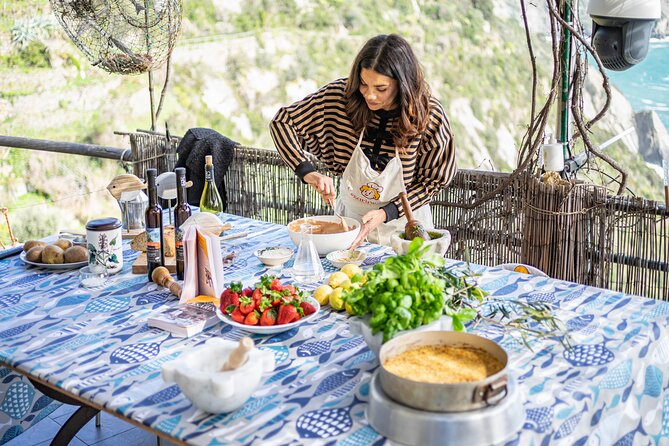 Small group Pasta and Tiramisu class in Riomaggiore - Key Points