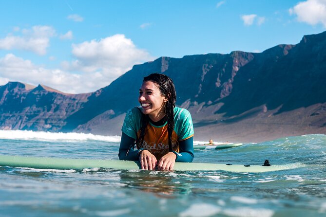 Surf Lesson for Beginners in Famara: Introduction in Surfing - An Introduction to Family-Friendly Waves and Expert Guidance