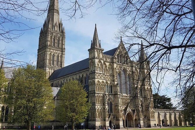 Transfers between Southampton and London via famous attractions - Why Travelers Might Choose This Service