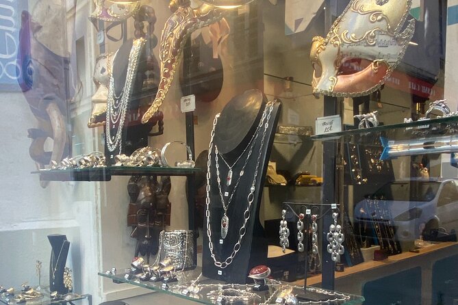 Vintage Shopping Tour In Paris with a Guide - What This Tour Offers
