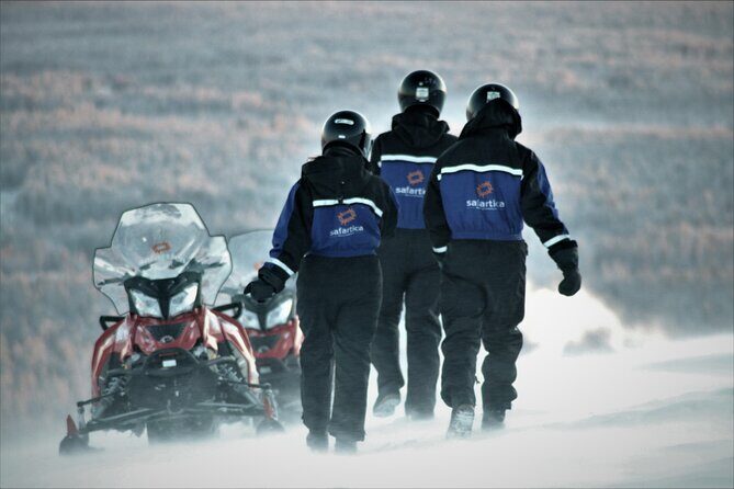 2-Hour Snowmobiling in Ylläs - The Scenic Highlights: Forests, Lakes, and Swamps