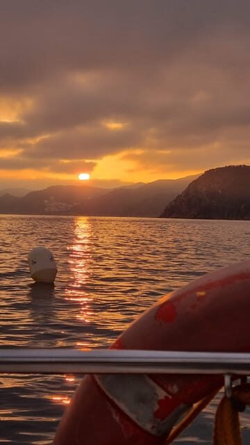 2 hours sunset sailing in a sailboat in Platja d'Aro - Active Sailing with Supervised Guidance