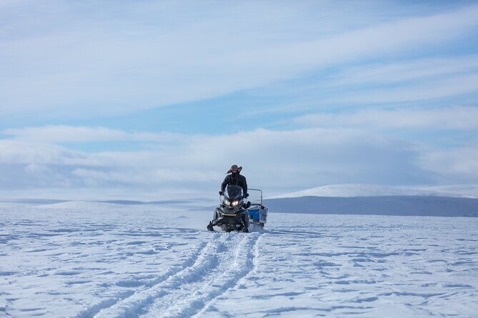 3-hour snowmobile adventure in Levi - The Guides and Equipment