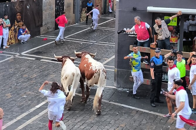 Authentic San Fermín experience with balcony and buffet breakfast. - FAQ