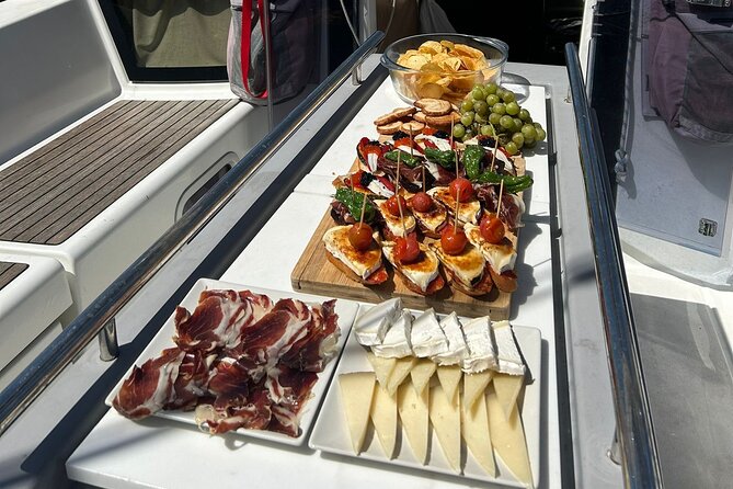 Barcelona Sailing with Tapas and Drinks - The Experience from Different Perspectives