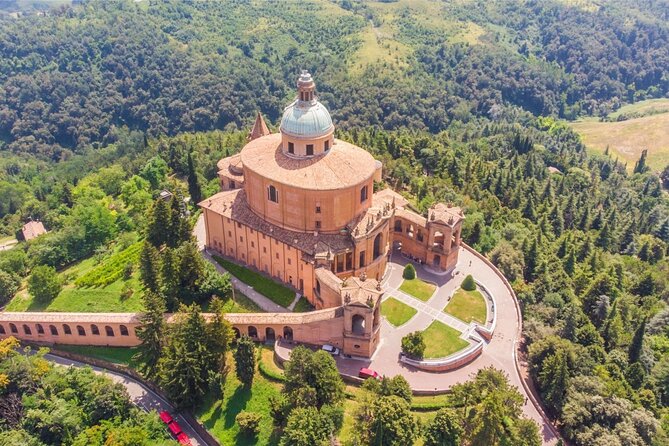 Bologna Walking Tour with Audio and Written Guide - Detailed Breakdown of the Itinerary