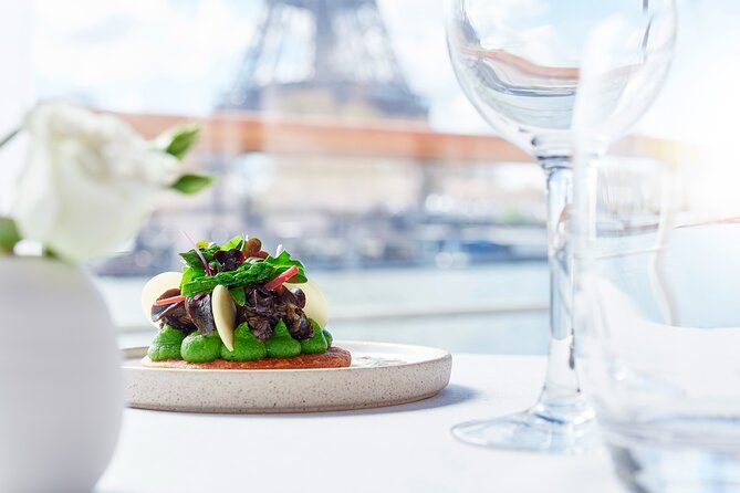 Early evening Dinner Cruise with drinks by Bateaux Parisiens - Who Will Find This Tour Valuable?
