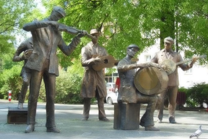 Exploration tour through the district of Praga - authentic and legendary - Cultural Highlights and Local Flavors