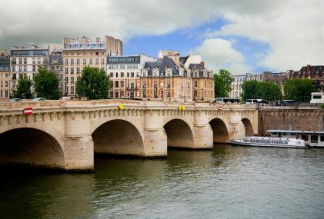 Explore Paris in 90 minutes with a Local - The Value of a Guided Small-Group Walk