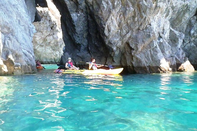 Kayak tour from Sesimbra to Ribeira do Cavalo Beach, passing through the caves - Frequently Asked Questions