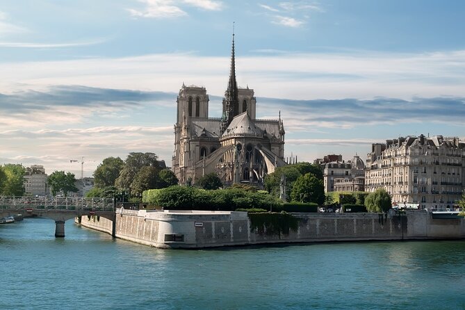 Paris: Cruise, gourmet dinner & live show - Entertainment: The Heart of the Evening