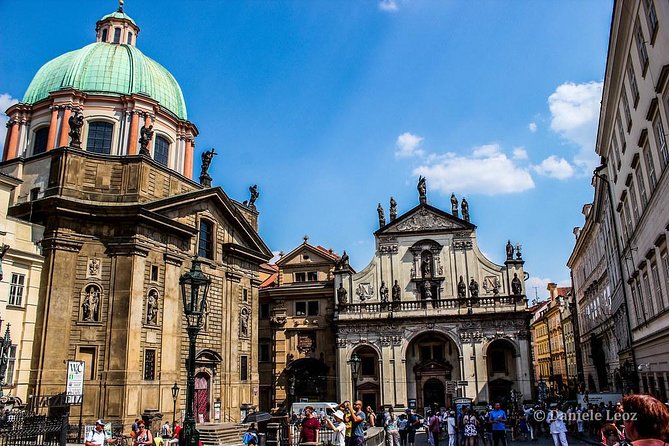 Pedestrian tour of Prague in Spanish - Authentic Experiences and What You’ll Take Away