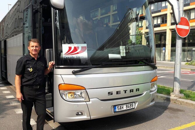 PRAGUE AIRPORT - CITY TRANSFERS in Spanish - Parking, Meeting Point, and Flexibility