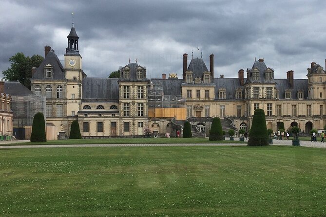 Private tour of the Great Christmas of Vaux le Vicomte and Fontainebleau - The Return to Paris