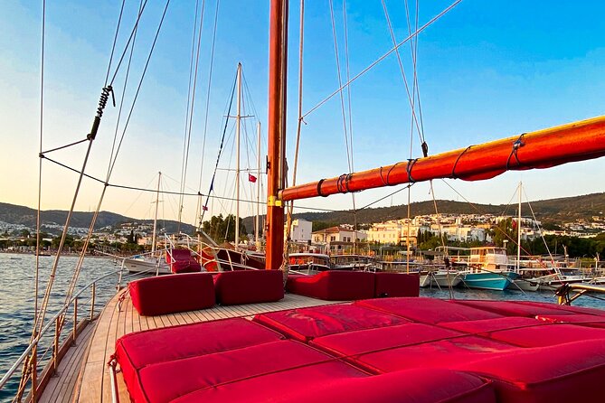 Private VIP Gulet Boat Tour With Lunch in Bodrum For 6 Hour - The Crew and Service