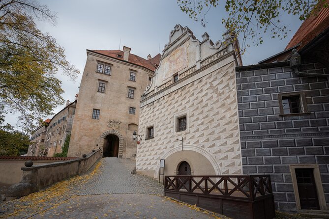 Romantic Whispers of eský Krumlov - The Castle Tower: Panoramas and Sunset Vistas