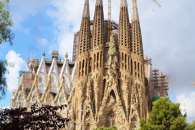 Sagrada Familia: Fast Track Guided Tour with optional Tower - Deep Dive into the Experience