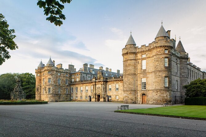 The King's Gallery, Palace of Holyroodhouse - The Surroundings and Accessibility