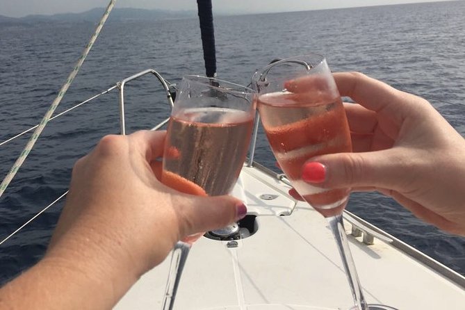 2-Hour Sailing Trip from Barcelona with open bar - Who Will Love This Tour?