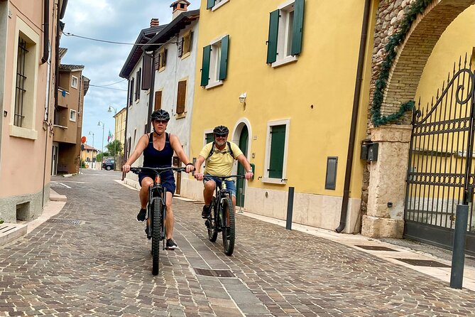 E-Bike tour and Wine tasting in the Austrian Fort from Pastrengo - Village Stops: Calmasino and Lazise