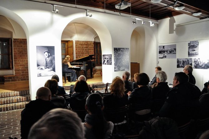 Everyday concerts of Chopin's music at the Old Town in Warsaw - The Venue: An Artistic and Comfortable Space