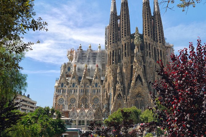 Golden Hour in Gaudi's Sagrada Familia with expert Guide - Practical Considerations