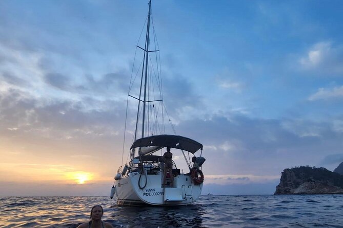 Ibiza sunset boat trip with appetizers and champagne, 6 guests - FAQ