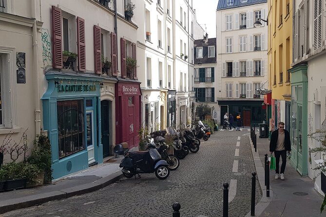 Montmartre Sacré Coeur and Moulin Rouge best shops and cafés - Place du Tertre: Art in Action