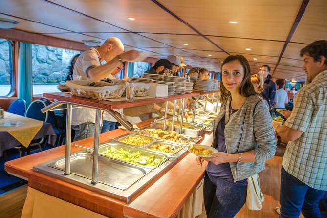 Prague: Sightseeing Boat Cruise with Buffet Dinner - FAQ