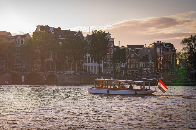 Private Boat Tour Amsterdam - 90 Min incl. welcome drink on historic saloon boat - Drinks and Onboard Amenities
