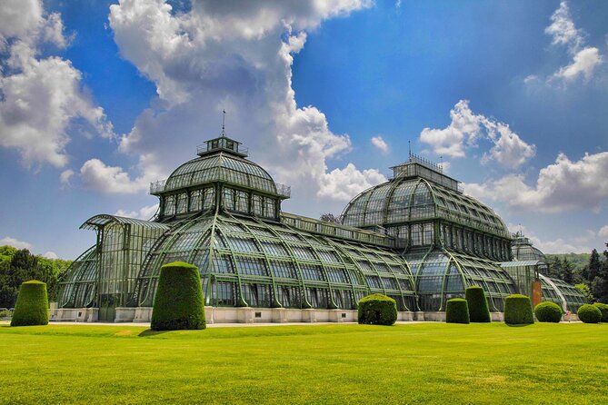 Private transfer from Salzburg to Vienna with 2h of sightseeing - FAQs