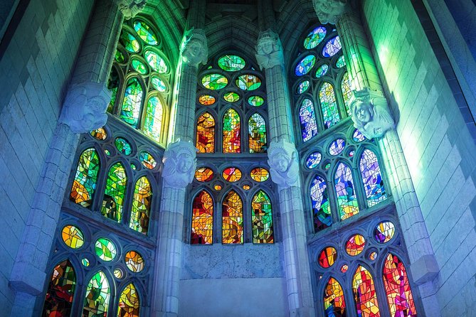 Sagrada Familia Monolingual Tour with Skip the Line Ticket - Authentic and Authentic Experiences