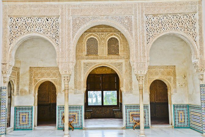 6-Day Guided Tour Andalusia & Madrid from Lisbon - Transportation, Comfort, and Group Dynamics