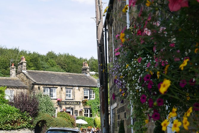 Emmerdale Classic Locations Bus Tour from Leeds - FAQ
