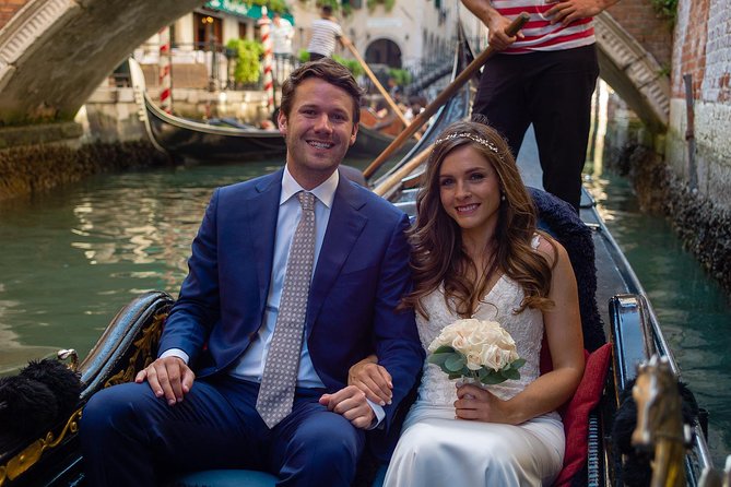 Renew your wedding vows on a romantic gondola - FAQ