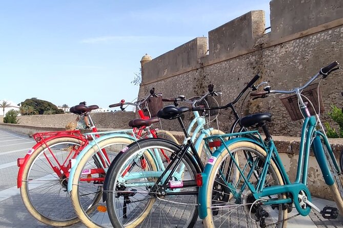 A private stroll cycling around Cádiz + bike rental - Key Points