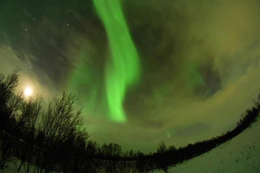 Abisko: Aurora Chasing with Snowmobiles - Abisko: Aurora Chasing with Snowmobiles – A Practical Guide to an Unforgettable Night