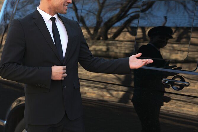 Airport Transfer and City Orientation Private Tour in Budapest - What to Expect on Your Tour