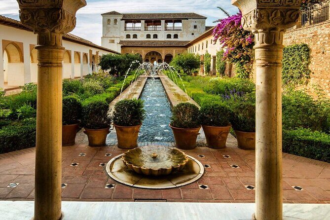 Alhambra gardens guided tour (English guide) - Who Should Book This Tour?